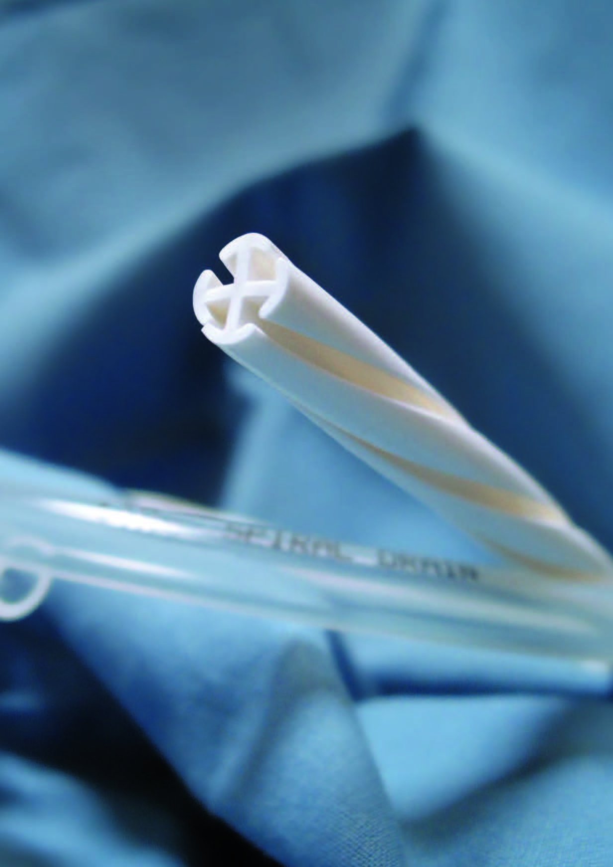 Flexible spiral fluted drain for continuous and atraumatic surgical ...